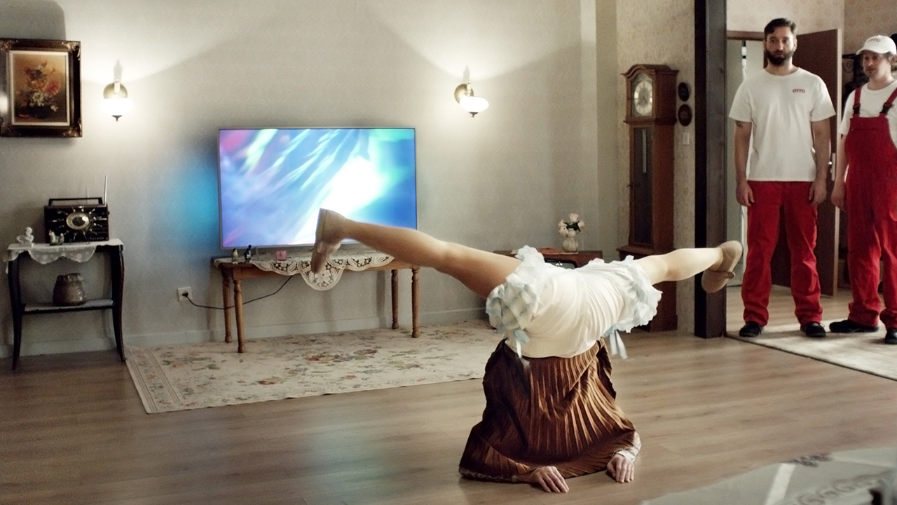 Breakdancing Grandma & Party Bulldog: OTTO launches a new festival campaign