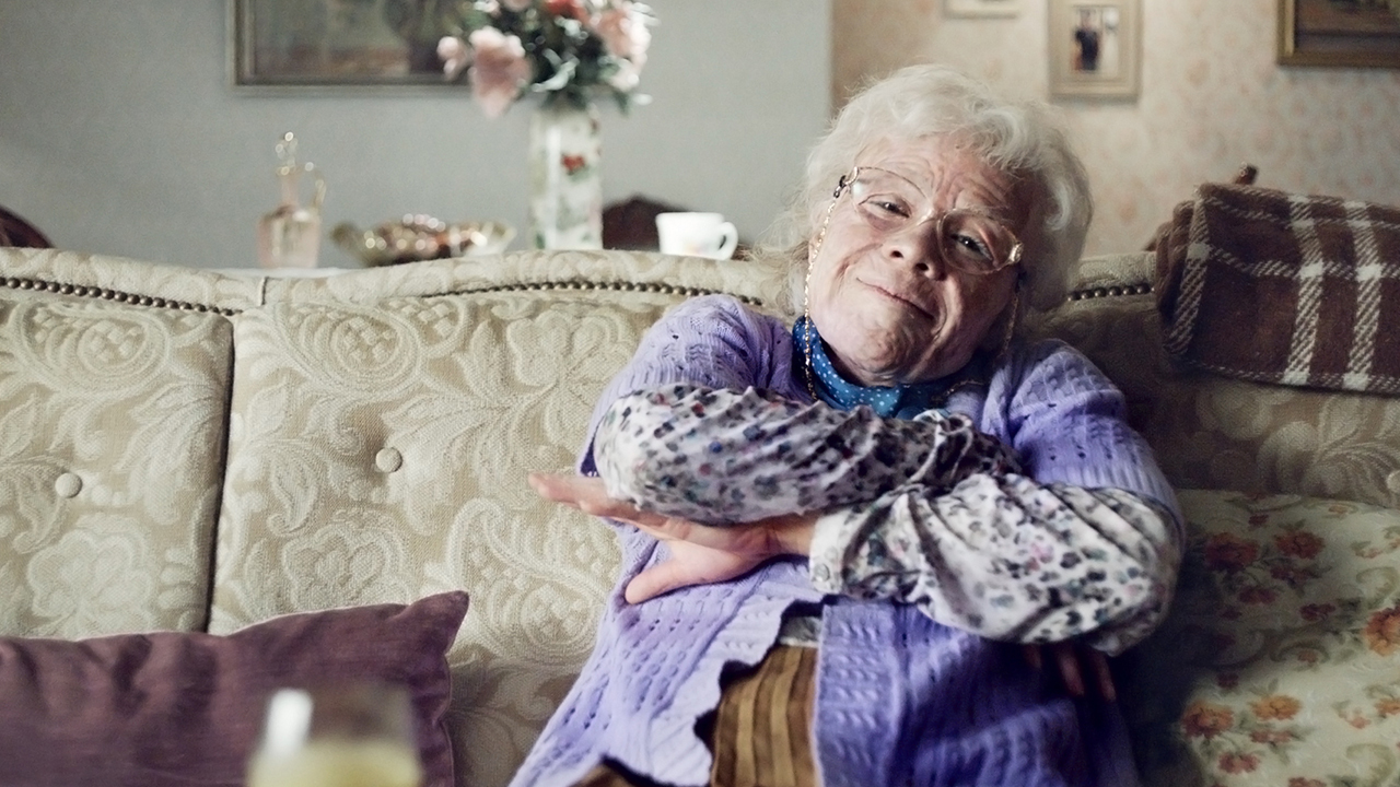 Breakdancing Grandma & Party Bulldog: OTTO launches a new festival campaign